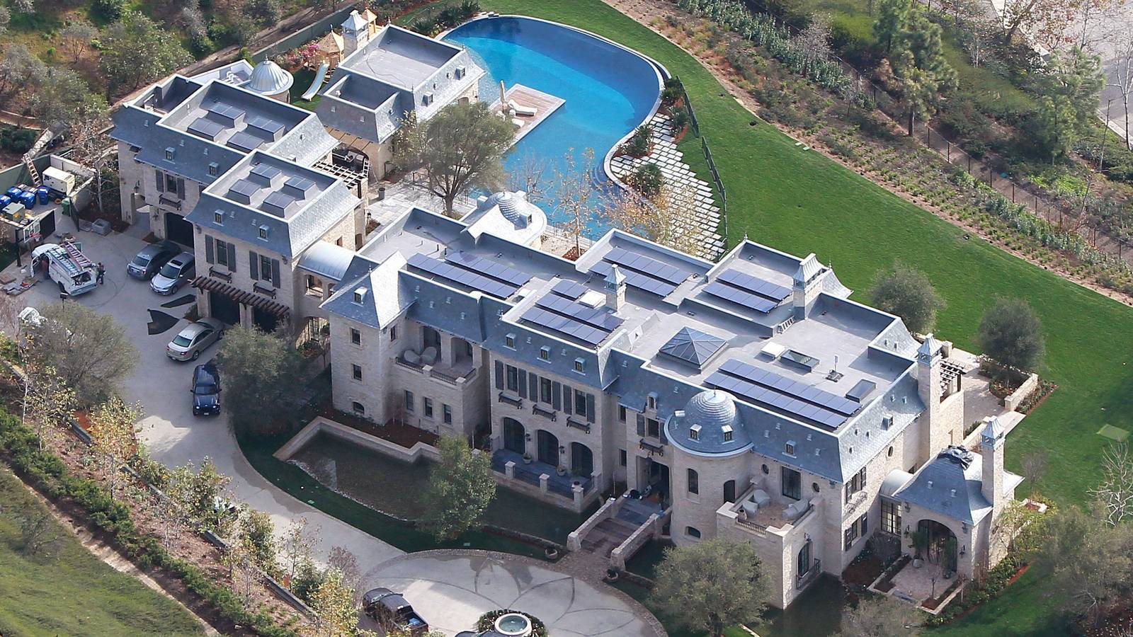 25 Of The Most Luxurious Homes Owned By NFL Players