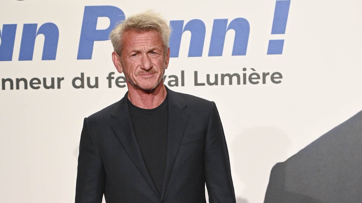 Sean Penn Calls Fan Selfies A Soul-Sucker